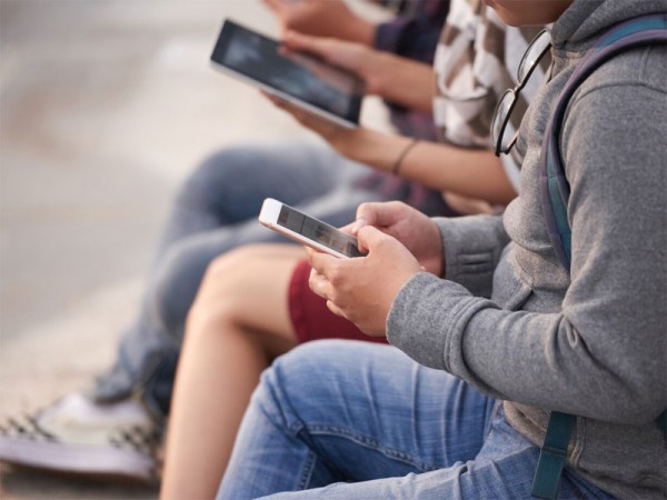 Manfaat dan Kerugian Siswa Membawa Handphone di Sekolah